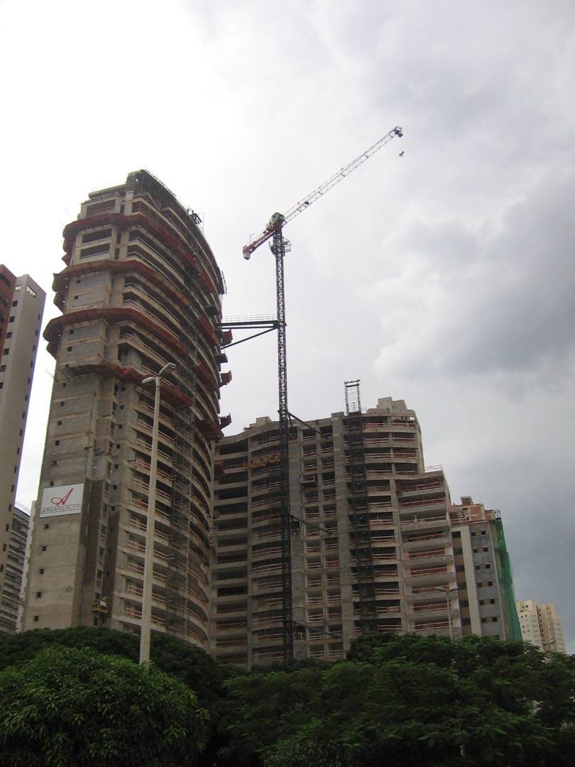 Raimondi Cranes MRT84 working in Brazilian federal district - Raimondi